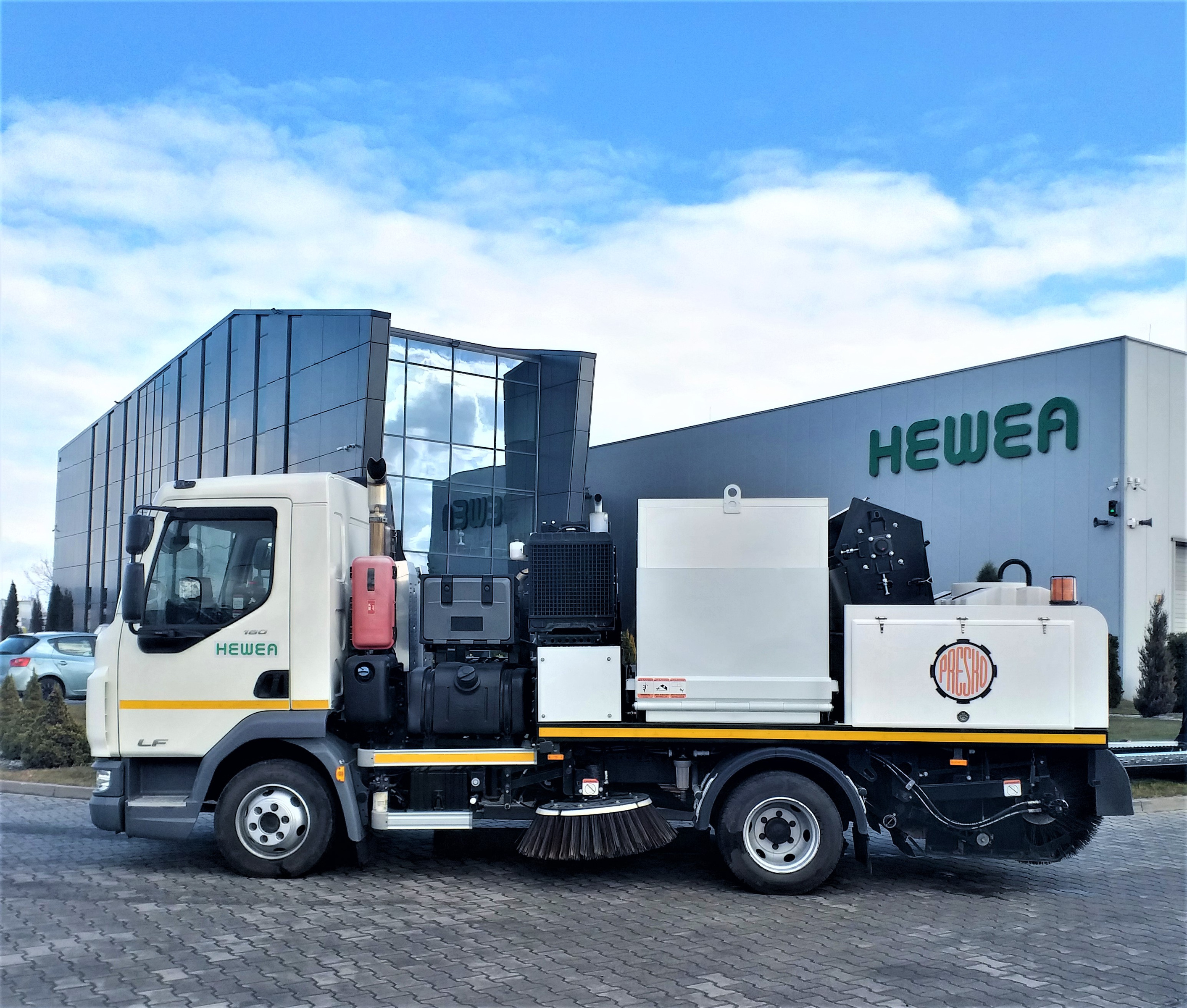 CHALLENGER MT4H street sweeper, DAF LF 180 chassis